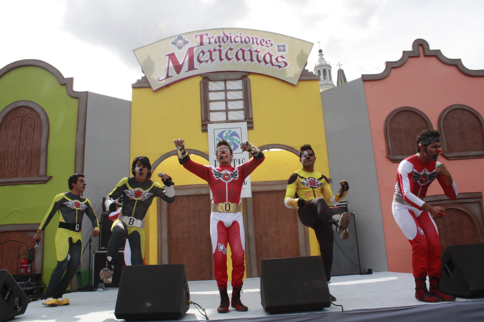 a: Para amenizar el evento se contó con la espectacular participación ...