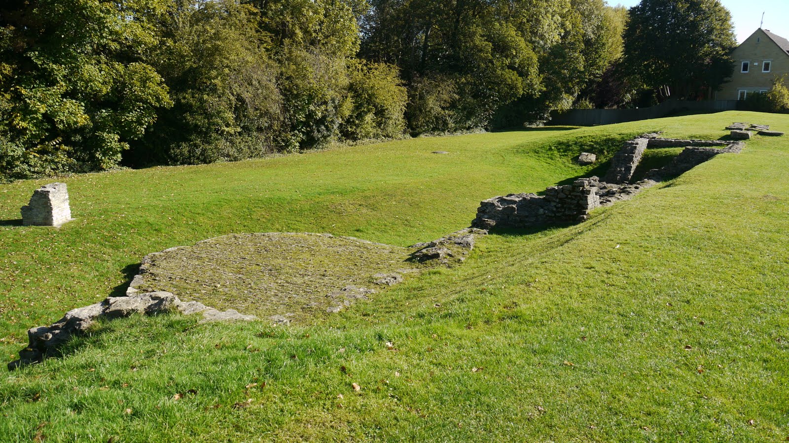 Roman Wall Cirencester - Britain All Over Travel Guide