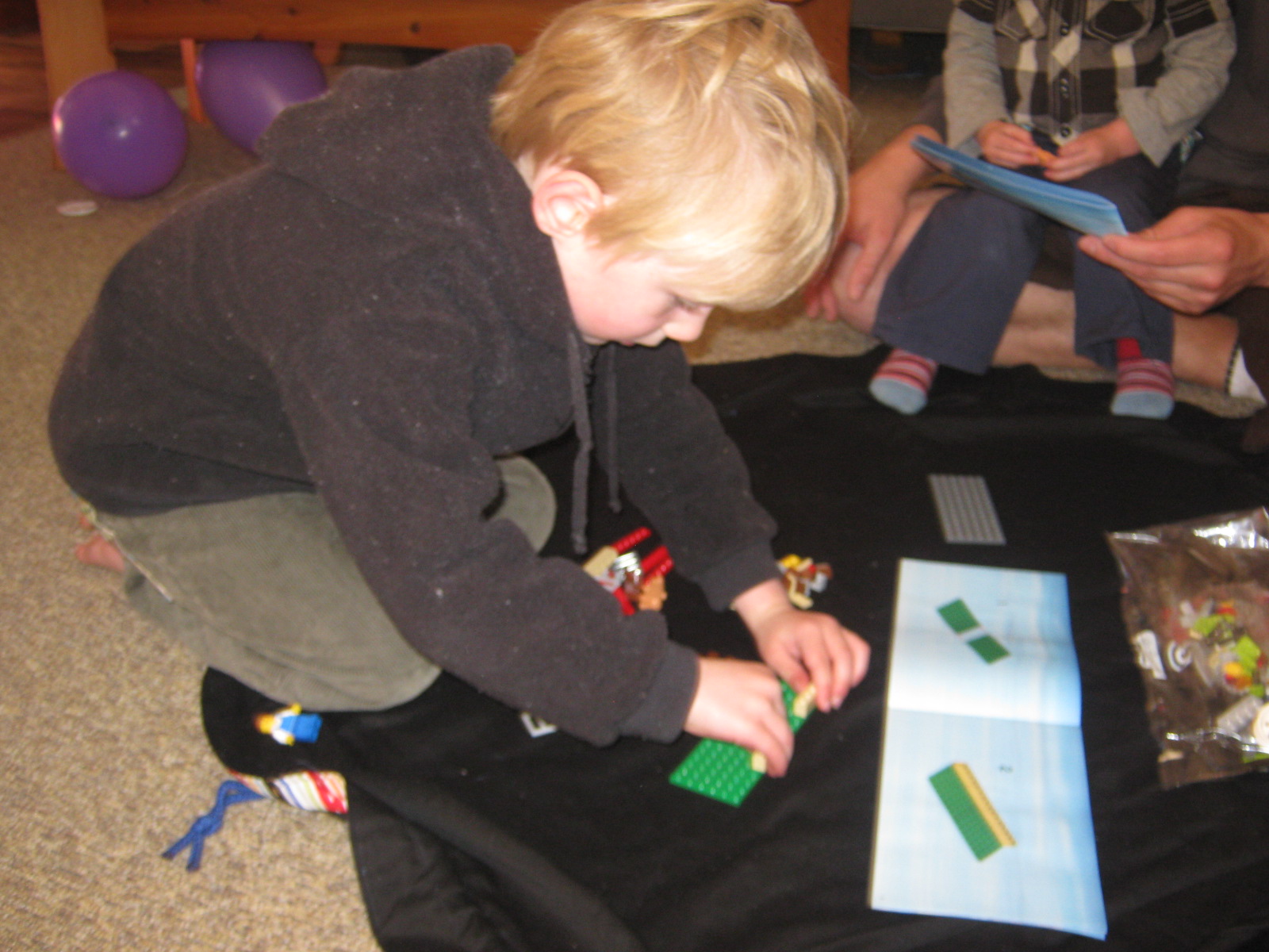 Two Blue Monkeys: How to make a lego sack