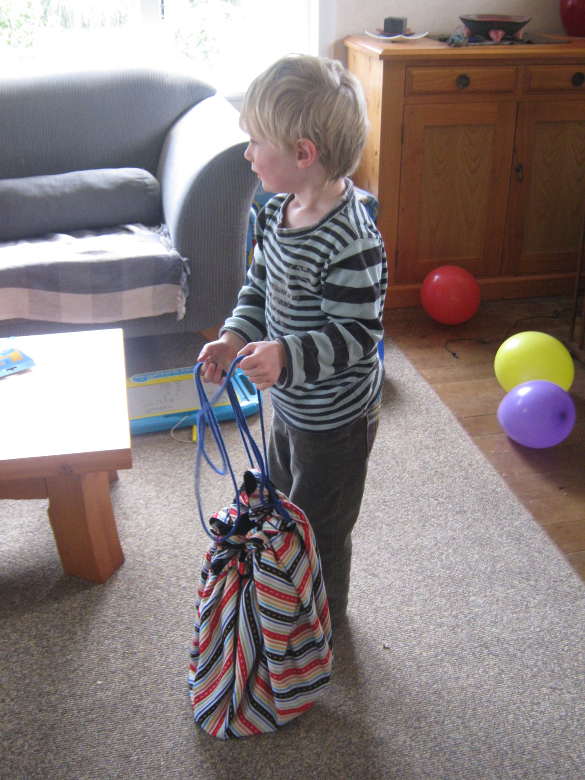 Two Blue Monkeys: How to make a lego sack