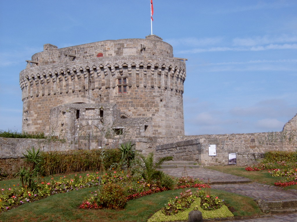 Relocation to France made easy: Dinan castle