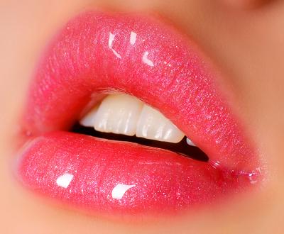 Divas del Maquillaje: Tips para Labios Brillantes en Verano.