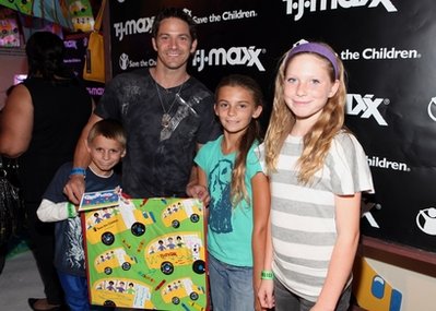 Jeff Timmons 24/7: Jeff Timmons, and his children sign tote bag
