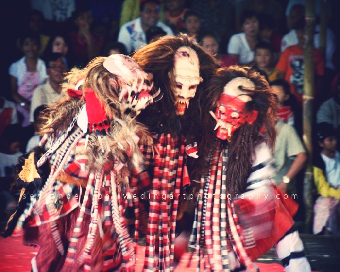 See Bali Through Photography: Orang Bali Menyembah Setan?