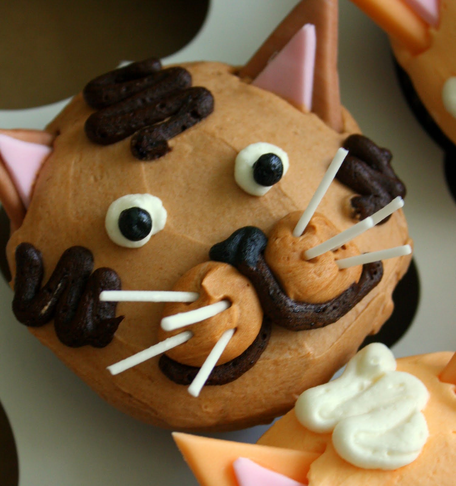 Claudine: Kitty Cat Cupcakes