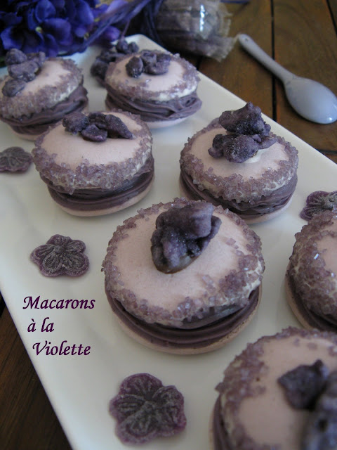 J'en reprendrai bien un bout...: Autour de la violette... Macarons ...