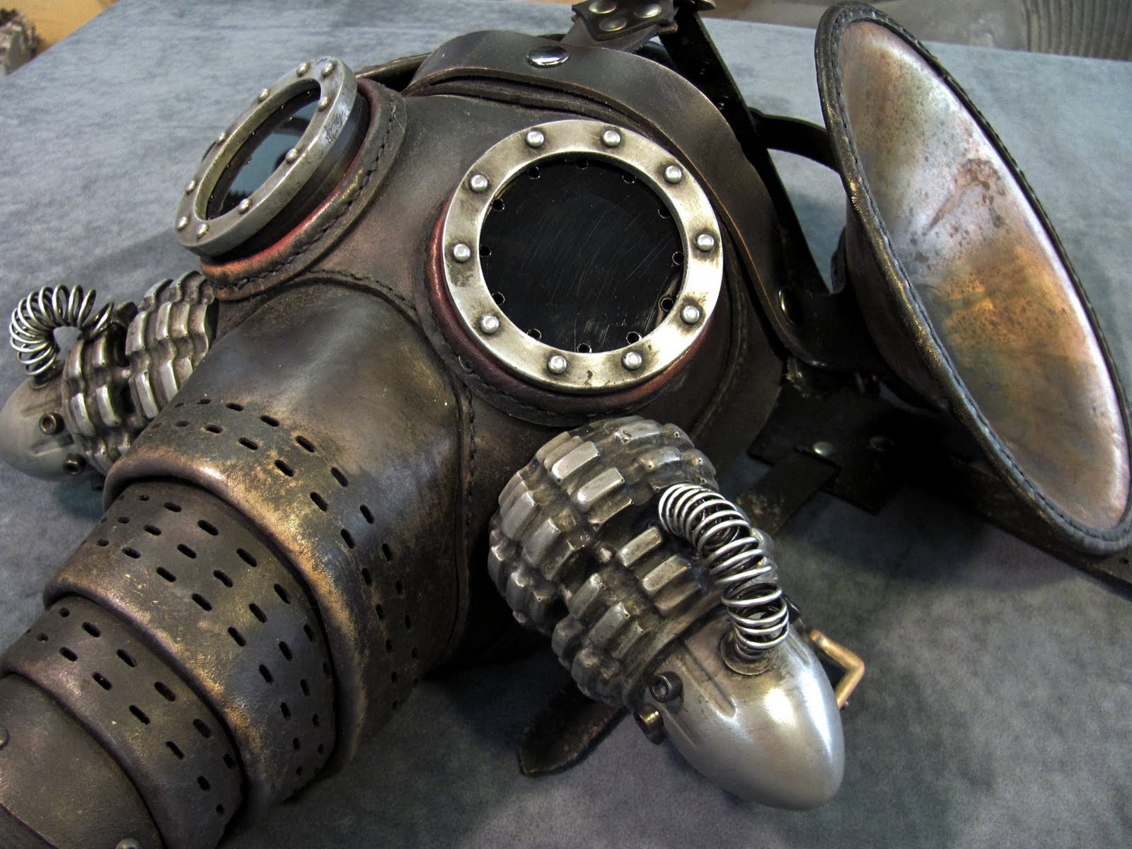 Tom Banwell—Leather and Resin Projects: Olifant: The Completed Gas Mask
