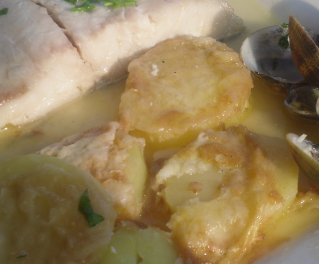 LA COCINA PLURAL: MERO CON PATATAS A LA IMPORTANCIA EN SALSA VERDE