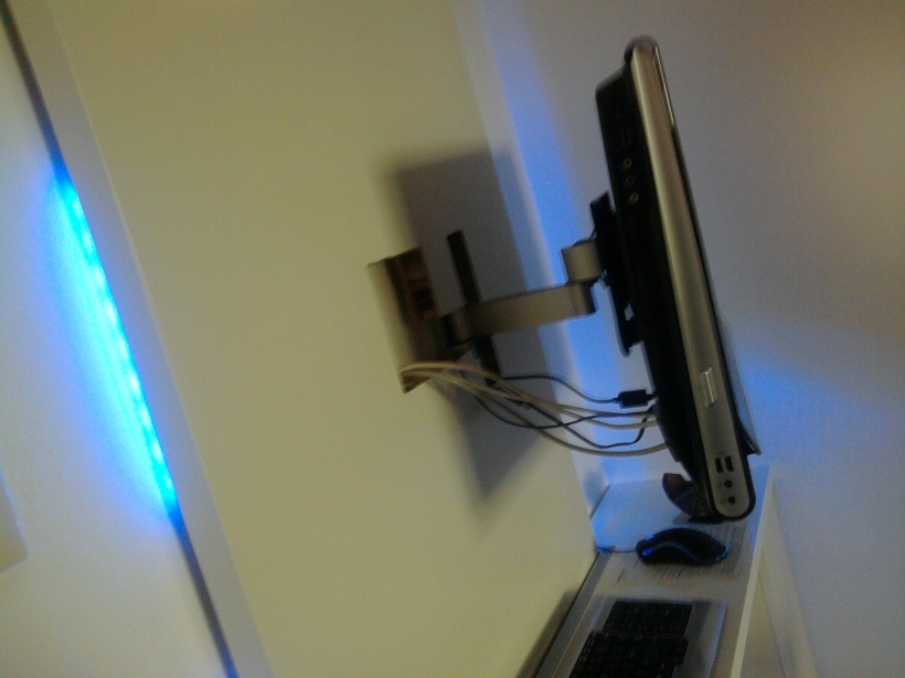 ikea hacker: Wall mount computer workstation, pc desk | Stefano Bortolamasi