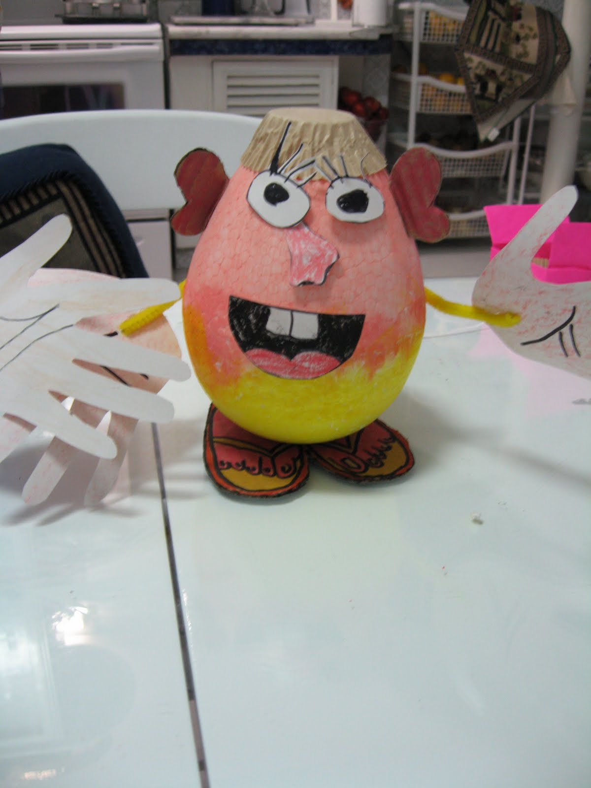 Arte y Creatividad: SEÑOR HUEVO... SE LE CAMBIA LA CARA Y LOS PIES