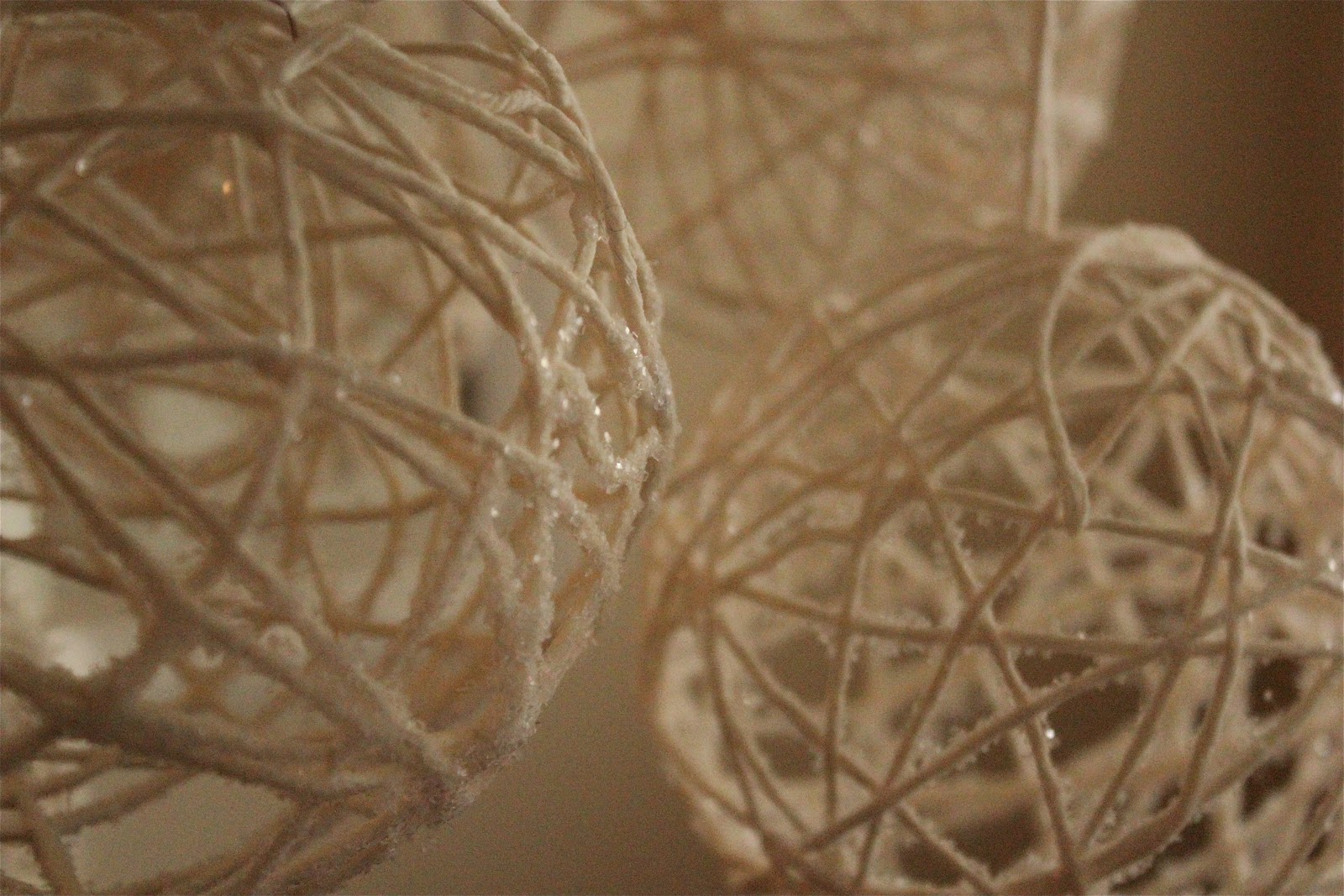 Tots and Bottoms: Yarn Snowballs - Tutorial