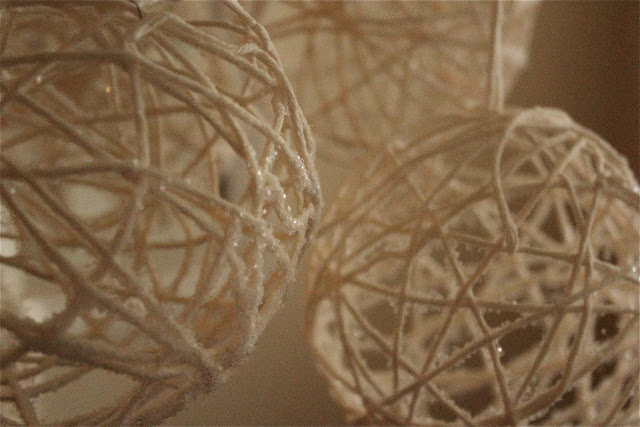 Tots and Bottoms: Yarn Snowballs - Tutorial