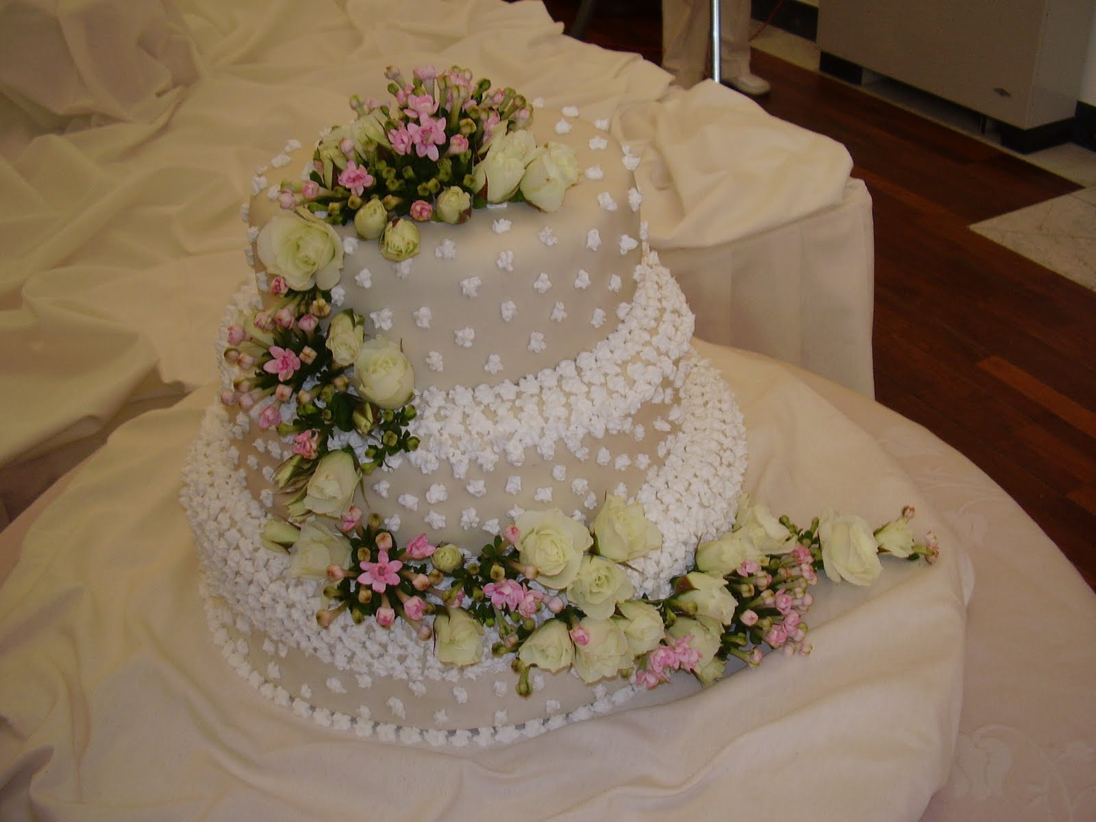 Os Bolos do Selas: Bolo de Noiva com flores naturais
