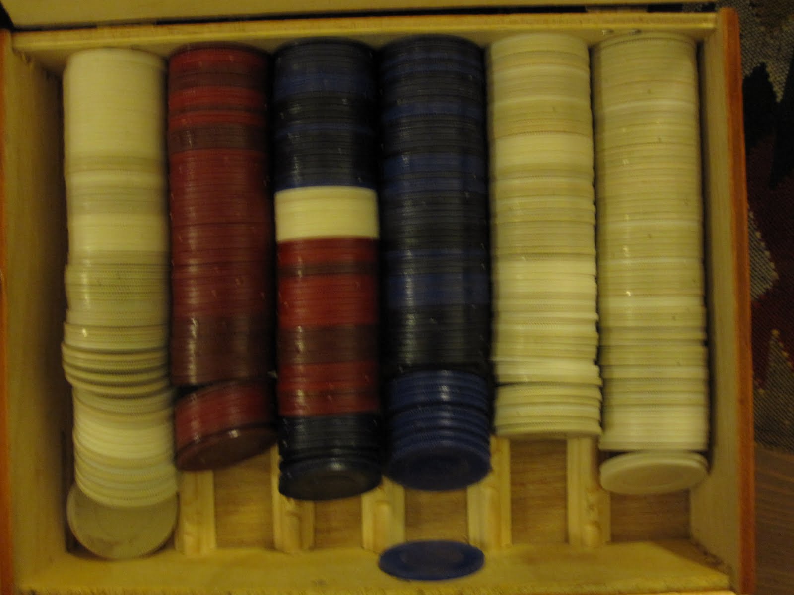 Mike is Bored: Cigar box DIY poker chip case
