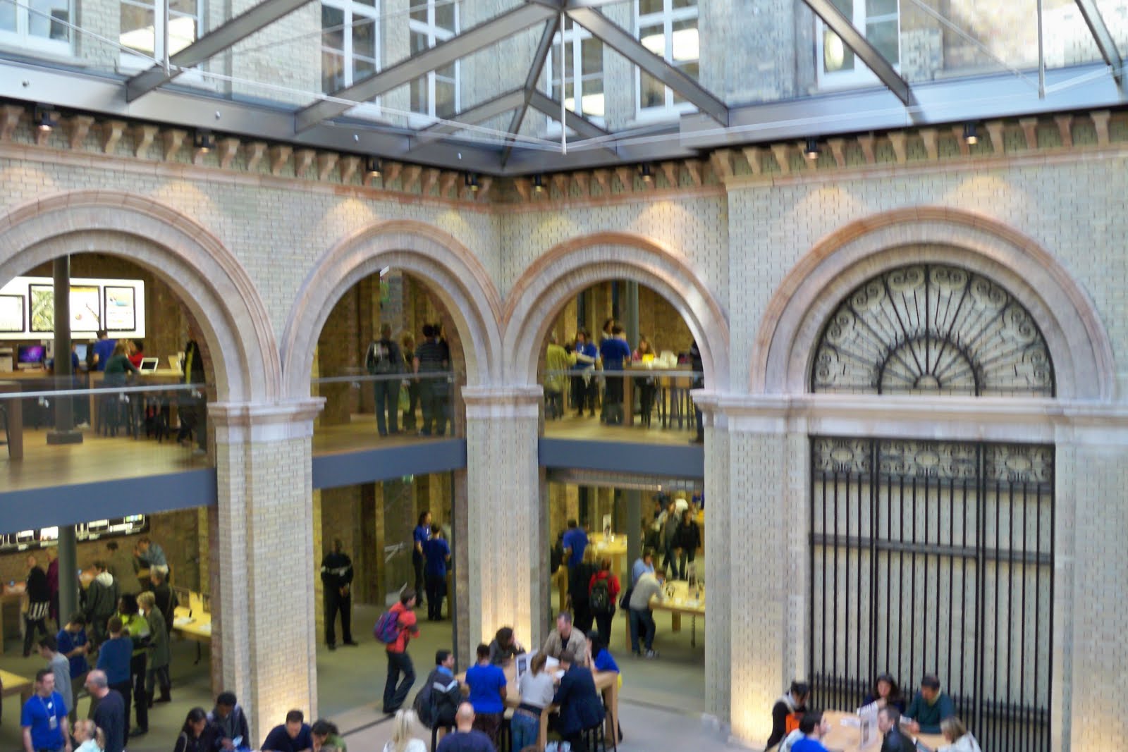 The Hopeful Traveler: The Largest Apple Store in the World Opens