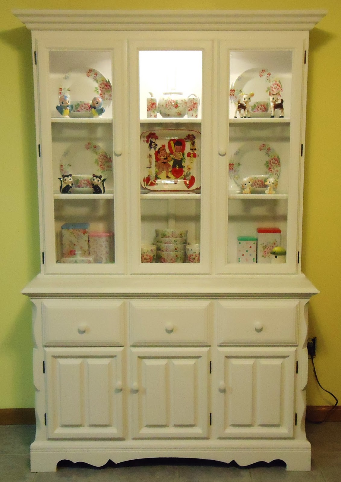 Vintage Bettys: Hutch Makeover!!