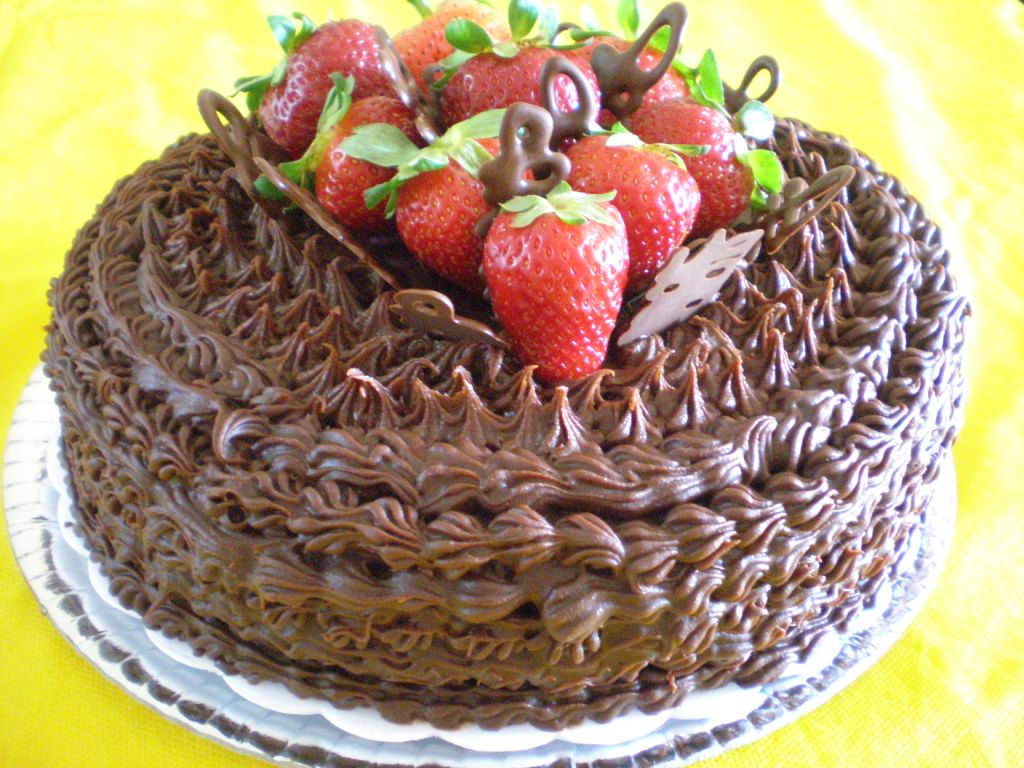 Doces da Lu: Bolo de brigadeiro decorado com morangos