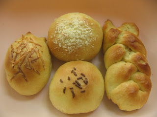 ROTI GORENG: Aneka jenis roti dan jus buah