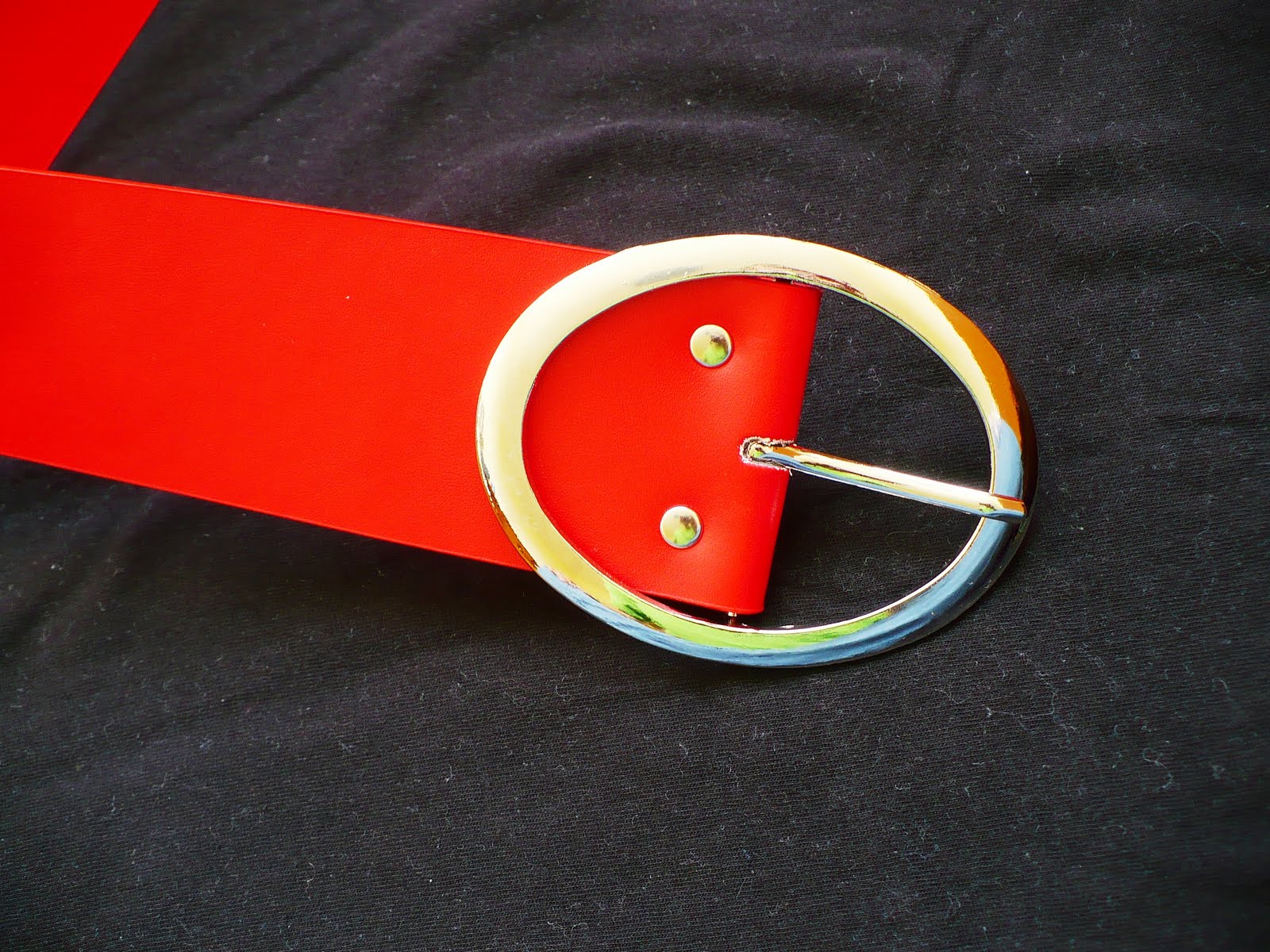 Curea: curea lata rosie disponibila si pe alb si negru 20 lei