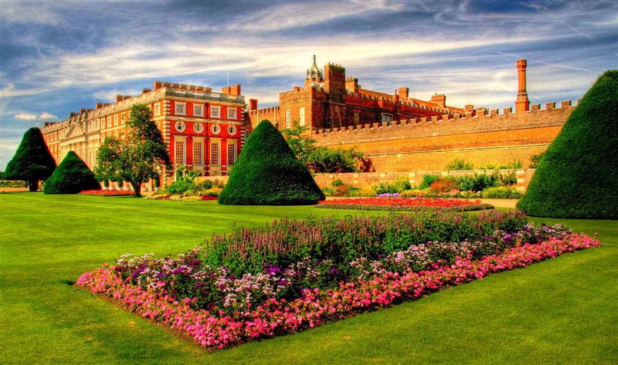 BEST TOURIST SPOTS: Hampton Court Palace Photos