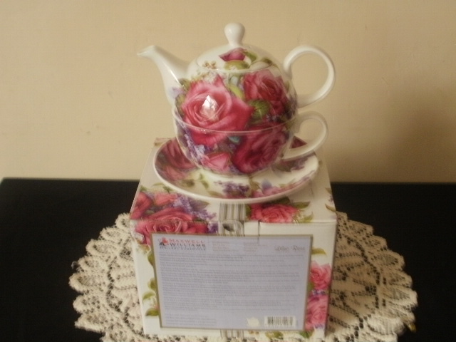 JOMJENGOKJAP: MAXWELL WILLIAMS TEA SET FOR ONE (NEW WITH BOX)