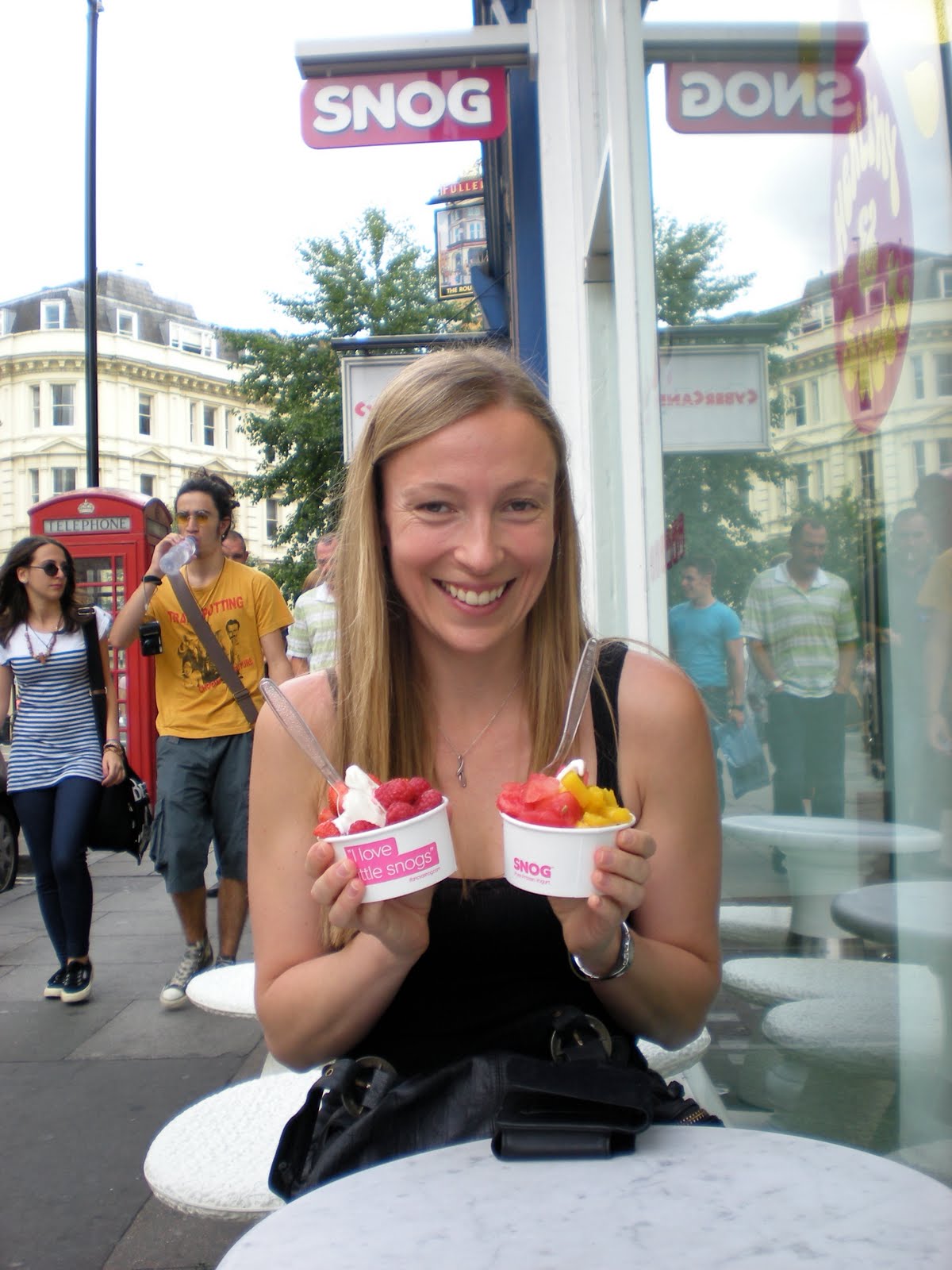 Canucking: Snog Frozen Yogurt: Brighten your day with a guilt-free snog!