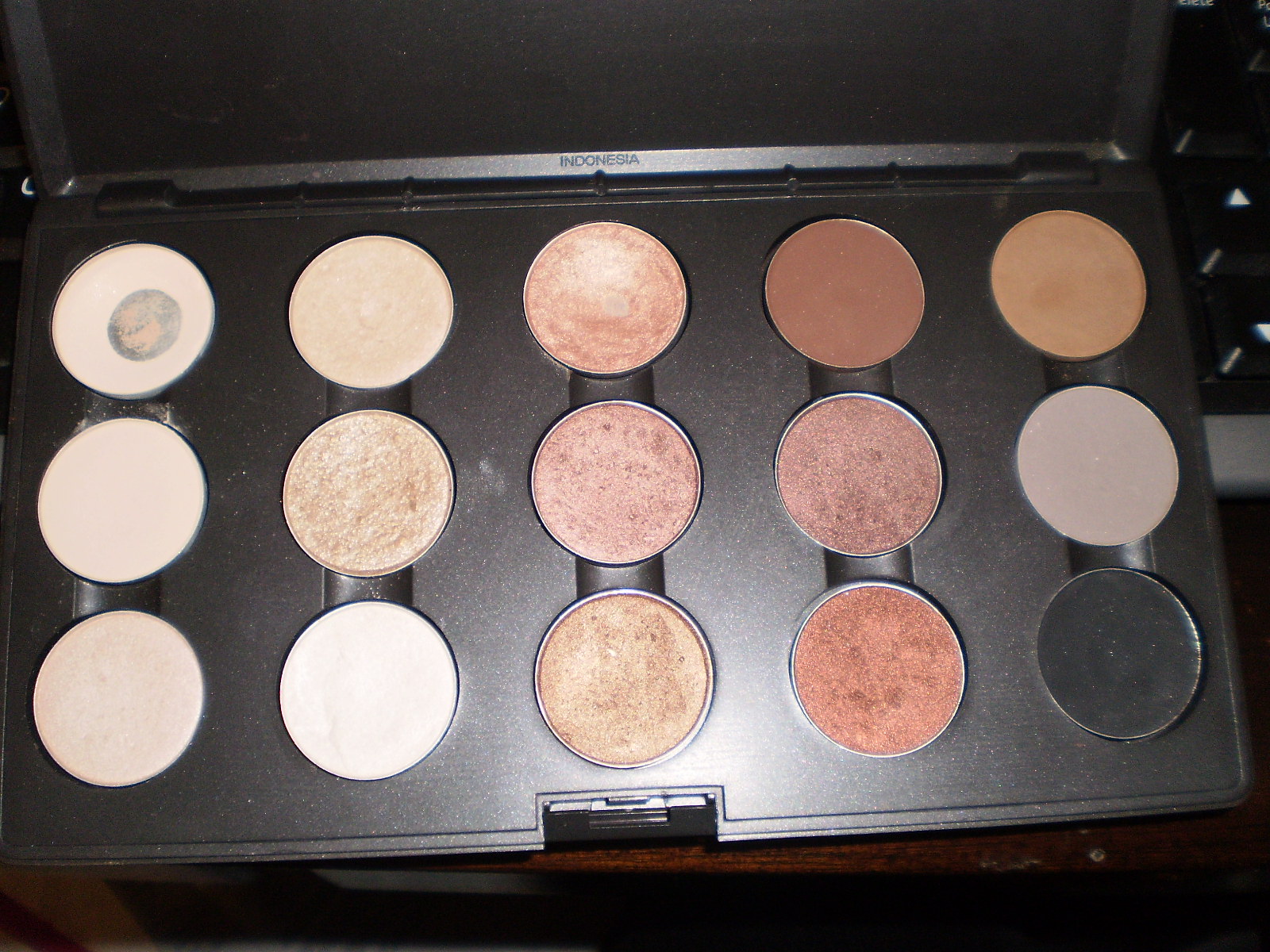 Desiree's makeup: Mac pallet photos and colours