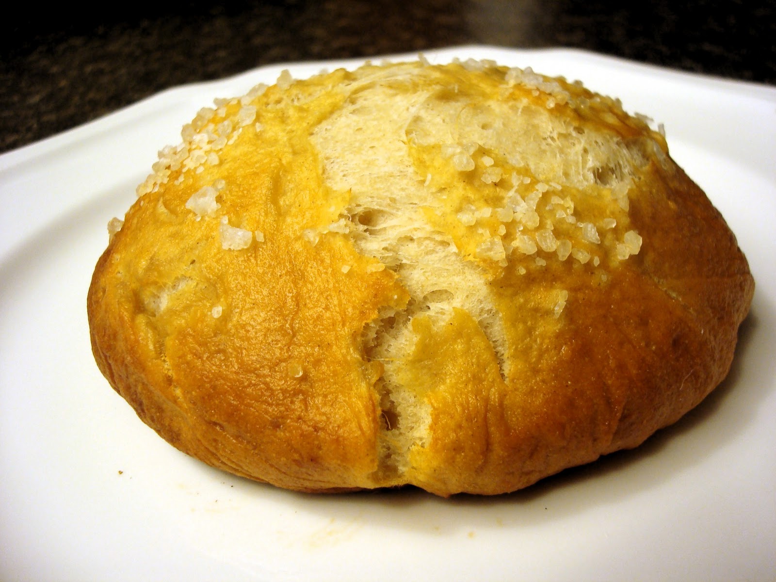 Ommy Noms: Bavarian Bretzel Rolls