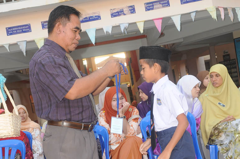 SK Seri Bandi 2: MAJLIS PENGANUGERAHAN NAME TAG KEPADA PENGAWAS PERCUBAAN