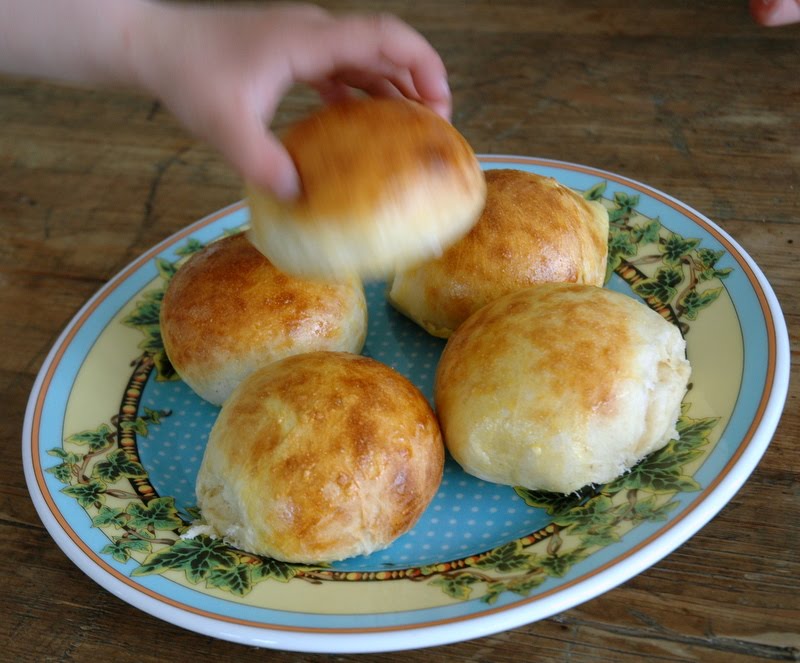 nybakte boller – en duft av trygghet og hygge - Lars spiser ...