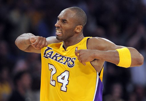 Le Cosmonaute: Kobe Bryant marque derrière le panier, en plein match