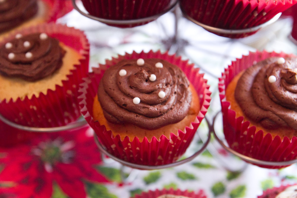 Sweet Pohickery: Yellow Cupcakes