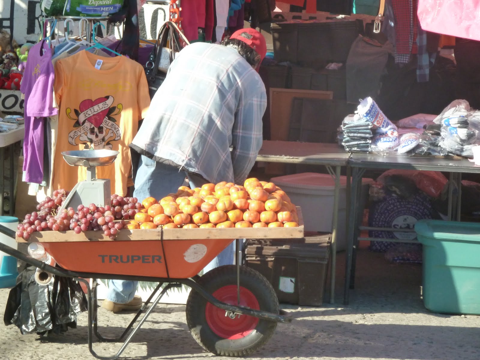 Tijuana Bible: From the street market/Del mercado sobre ruedas