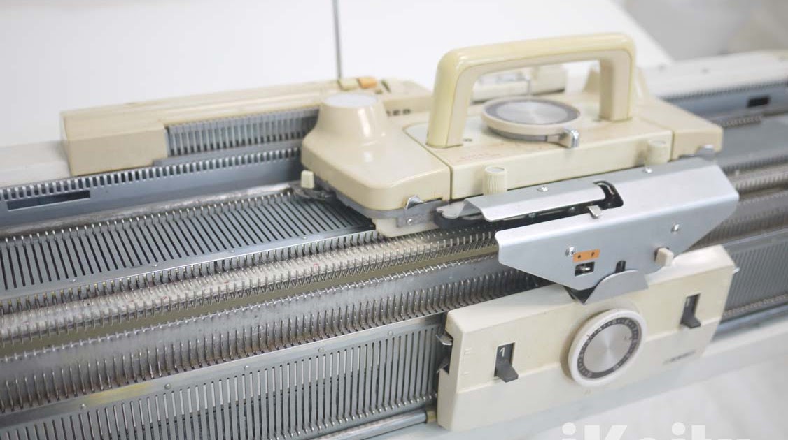 iKnitu: Singer ribber bed knitting machine