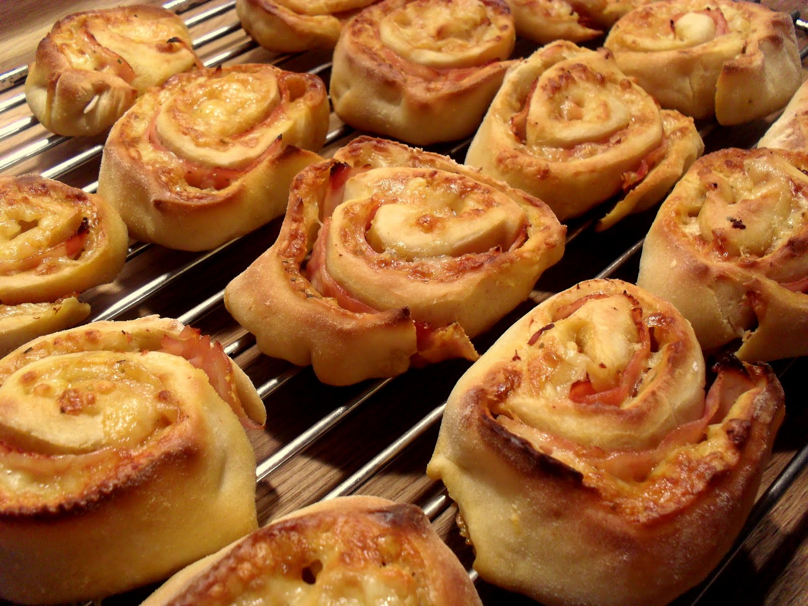 making notes of grace: Pizzasnurrer (pizza rolls) of ham and cheese