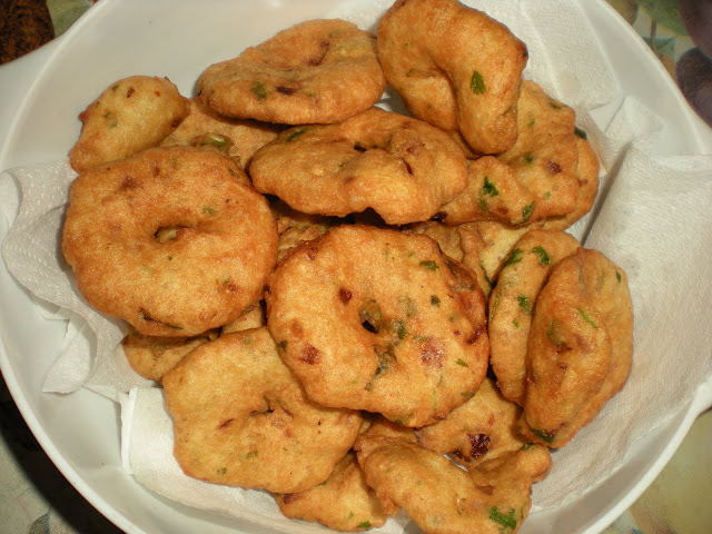 Ushamadhavans Kitchen: Urad dhal mixed with Channa dhal Vada