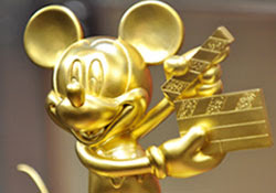 worldamazingnews: Jewellery store unveils golden Mickey Mouse