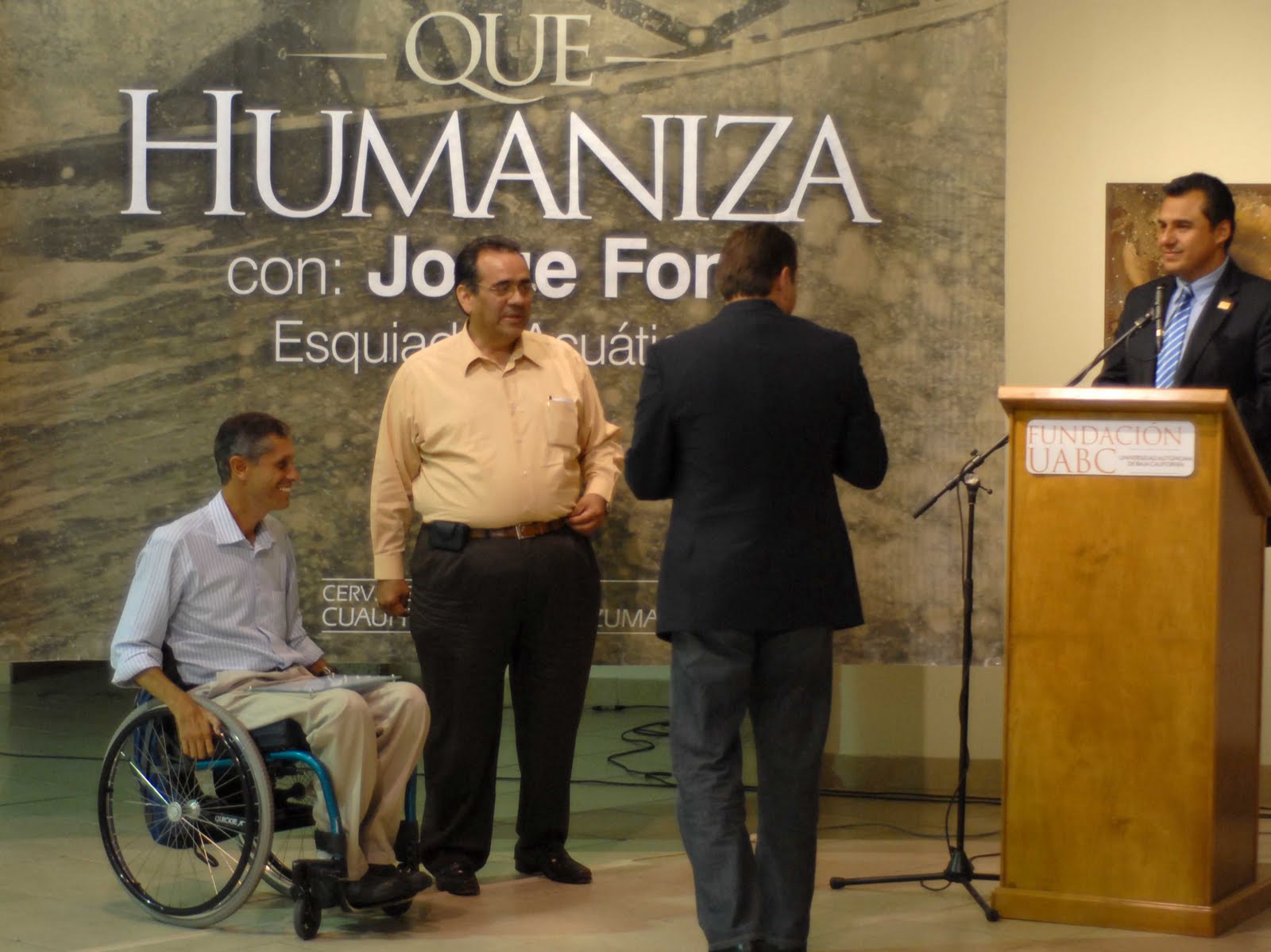 CRONICA ENSENADENSE: -- JORGE FONT IMPARTE CONFERENCIA EN ENSENADA