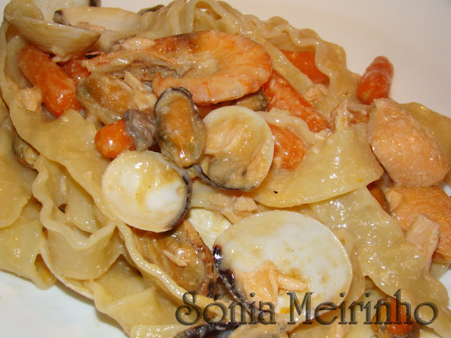 Sónia Meirinho: Massa Talharim com Salmão, Marisco e Cenouras