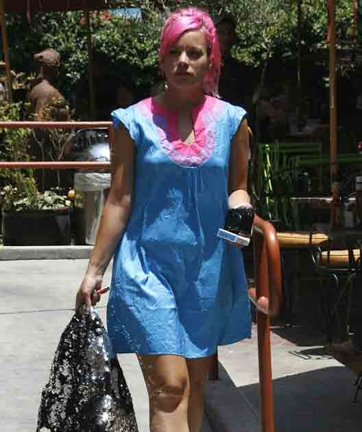 POP STAR LILY ALLEN AND HER MINI COOPER