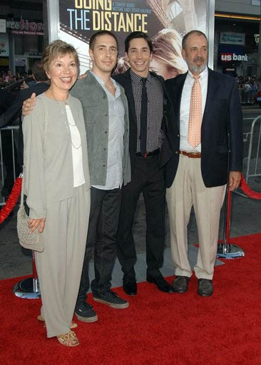 THE STARS FLOCK TO 'GOING THE DISTANCE'