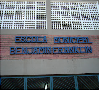 E.M. Benjamin Franklin, construindo uma escola bilingüe...
