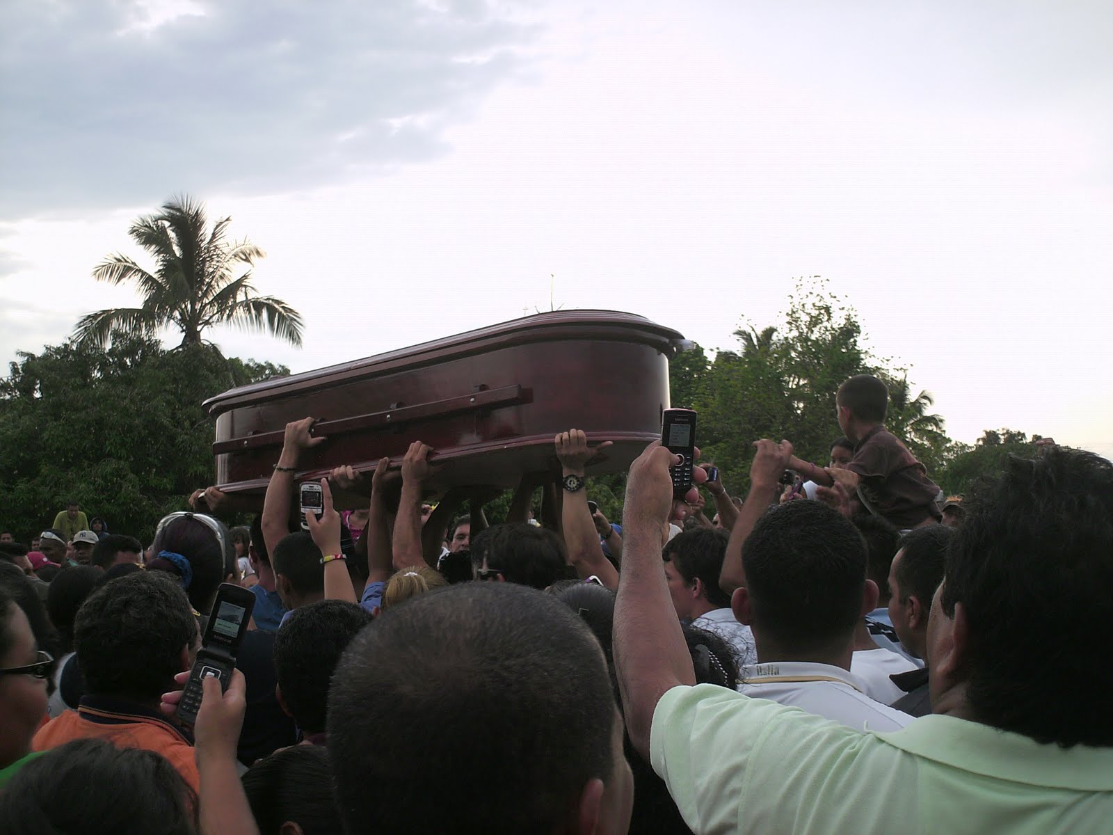 IMAGENES DEL ENTIERRO DE EDWIN VALERO