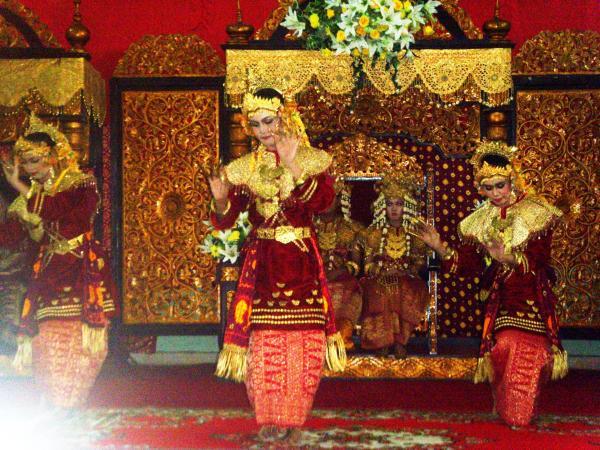 Historia Banyuasin: KEUNIKAN TARI TANGGAI