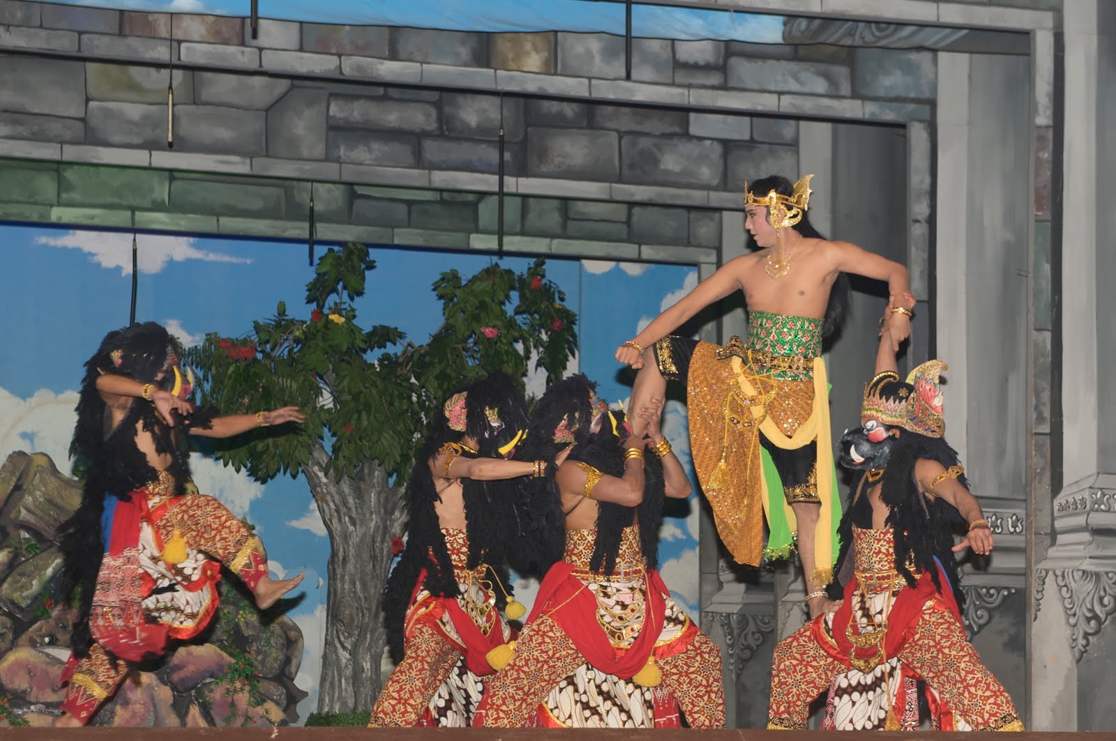 brommel: Wayang Orang Bharata on stage