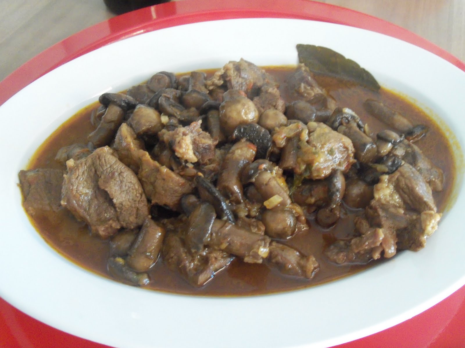 Ai Sapori: Spezzatino di vitello agli champignons