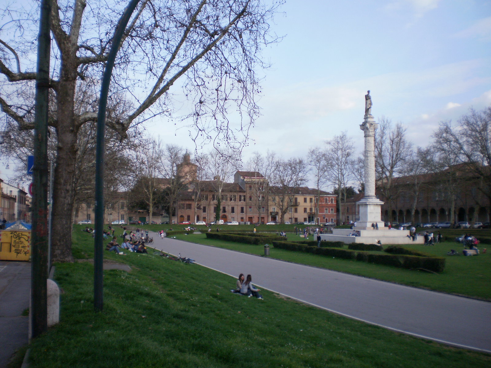 Ferrara da scoprire: Piazza Ariostea in fiore
