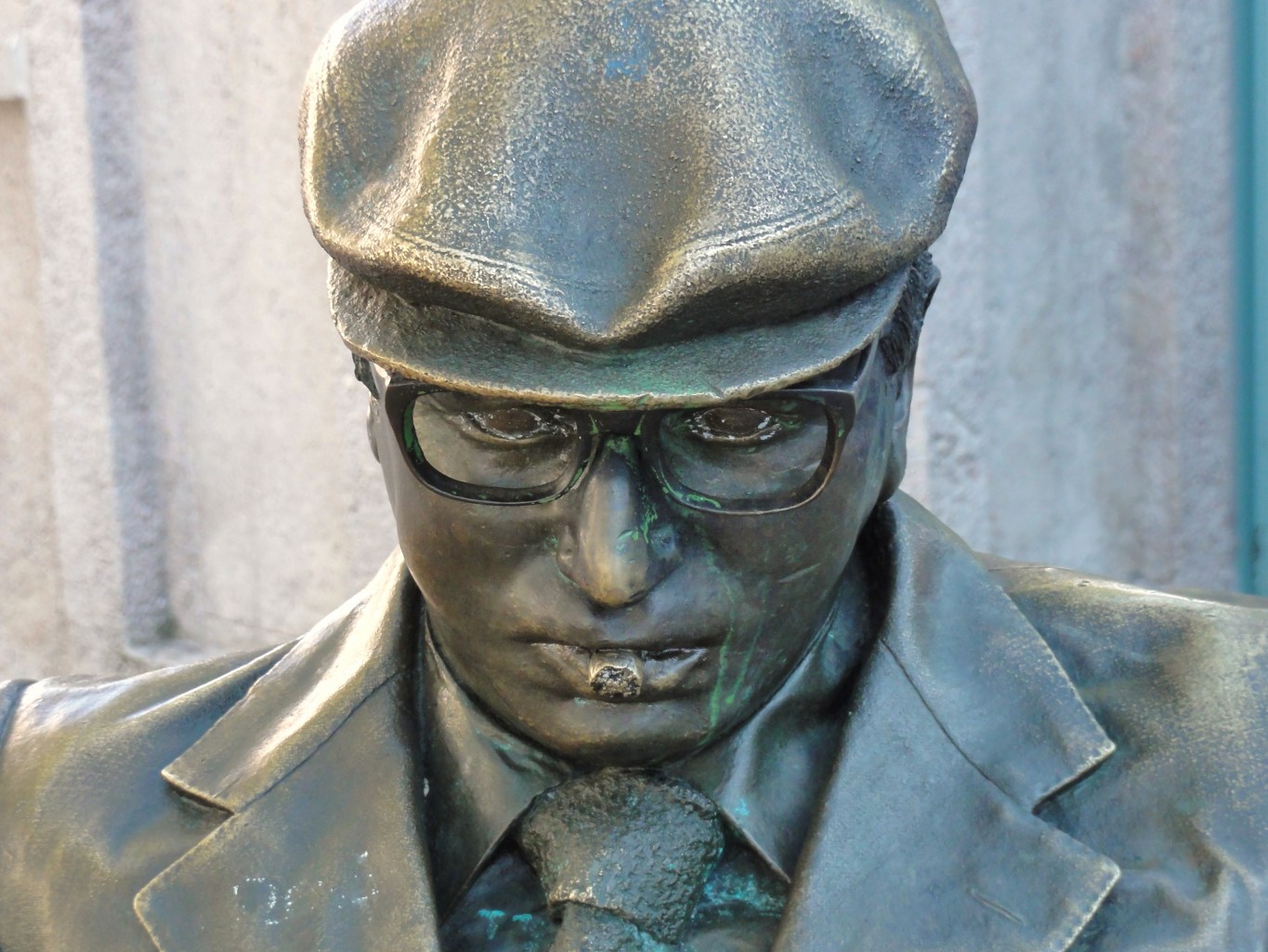 Le Tocard: Statue d'homme en bronze