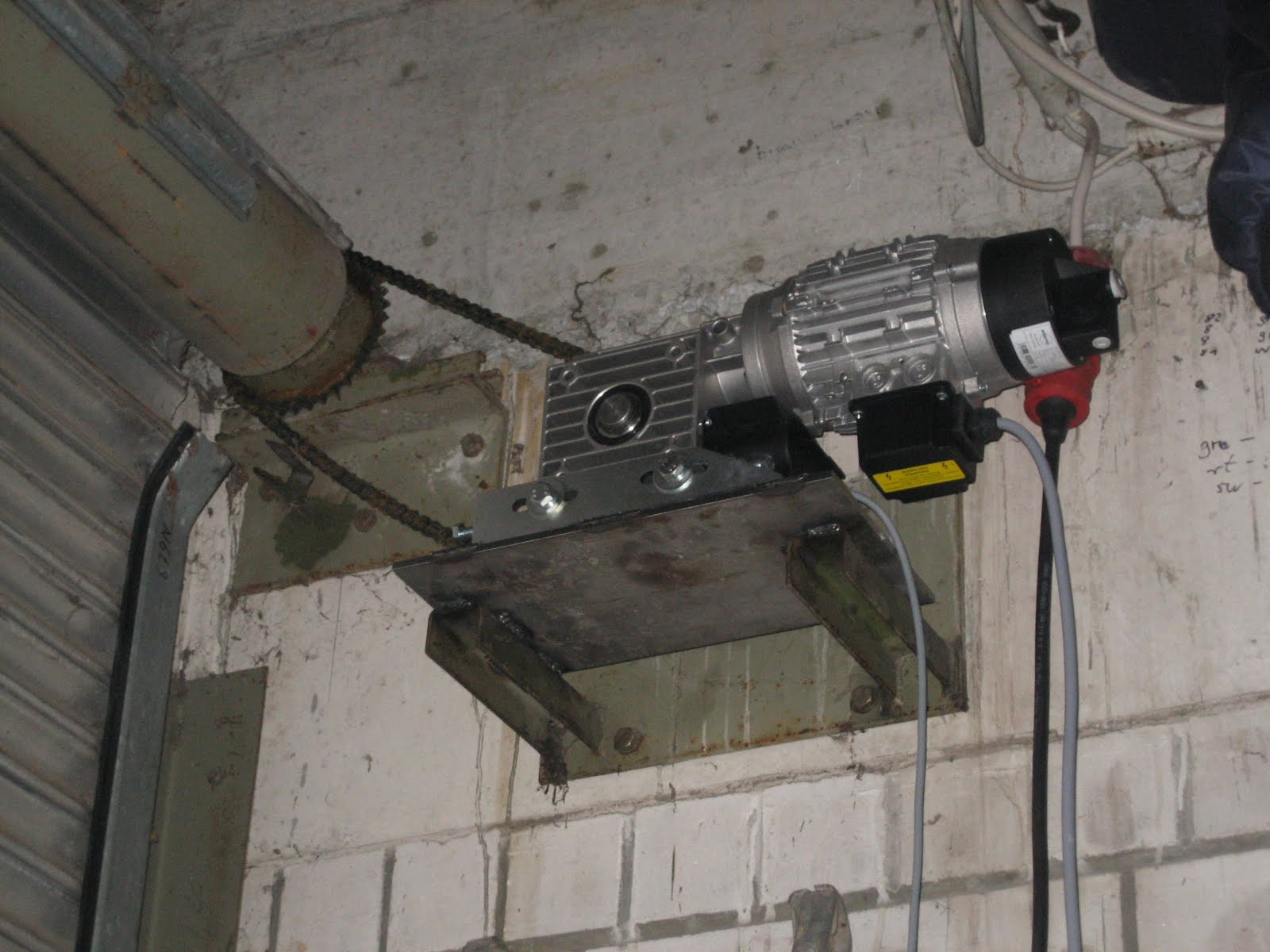 Asphaltpflugers: ...und nen neuen Motor fürs Rolltor gabs auch