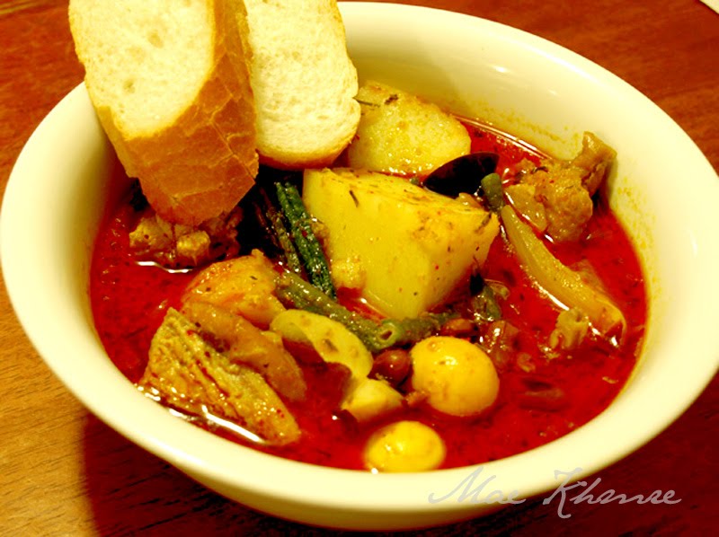 MAE KHMER: Ka-ry Sach-moan (Chicken Red Curry)